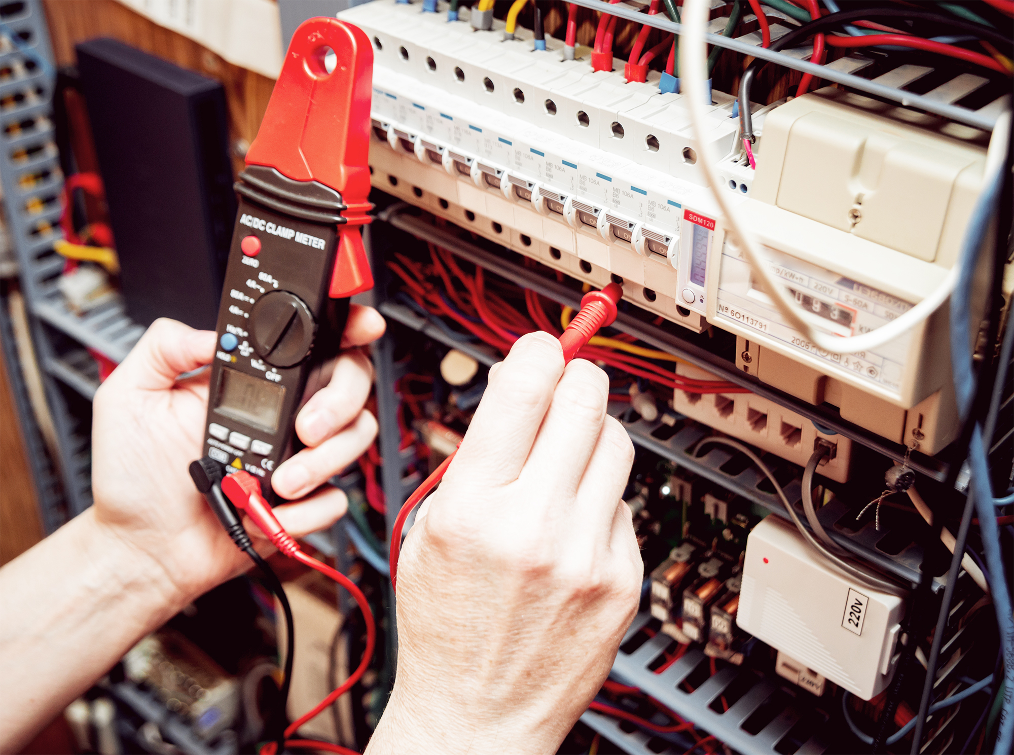 Cleaning medium-voltage cabins, cleaning high-voltage cabins, live ...